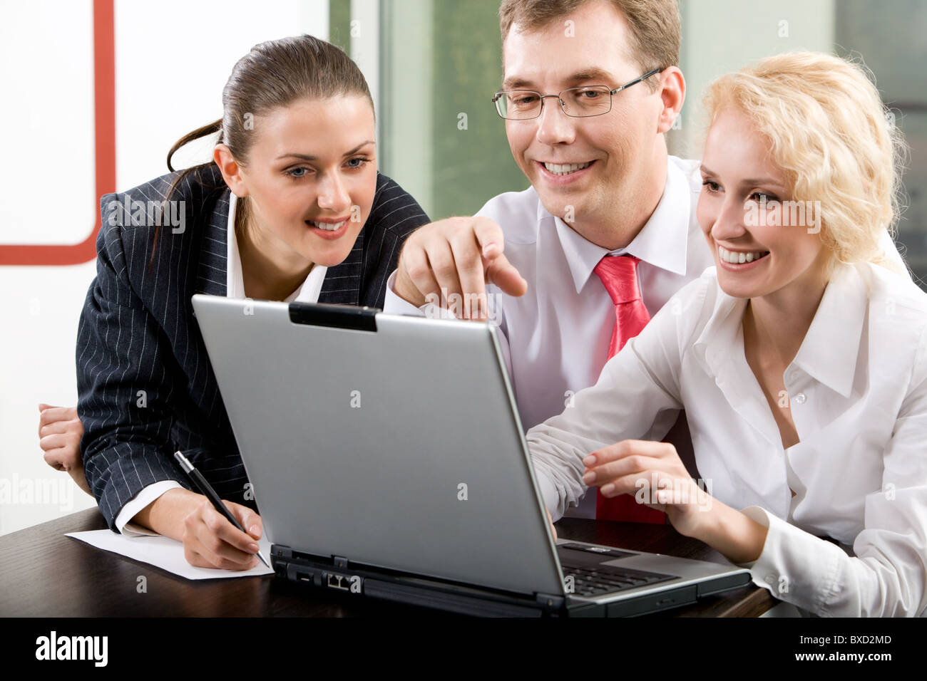Photo of confident boss explaining a work to colleagues Stock Photo - Alamy
