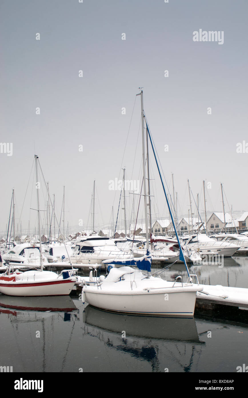 sailing yacht in a marina covered in snow Stock Photo - Alamy