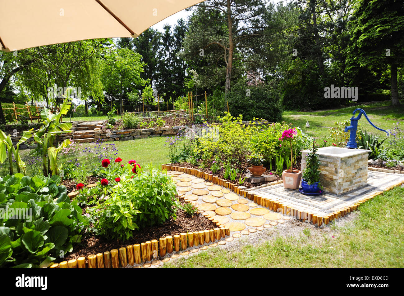 Round stone garden well hi-res stock photography and images - Alamy