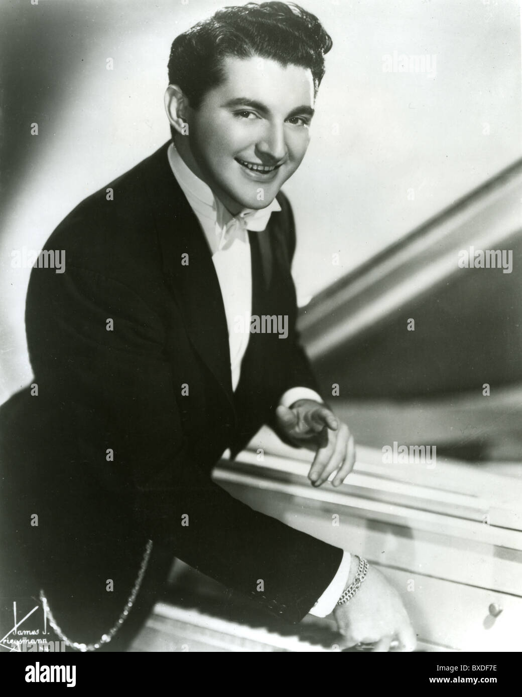 LIBERACE (1919-1987) US entertainer and pianist Stock Photo - Alamy
