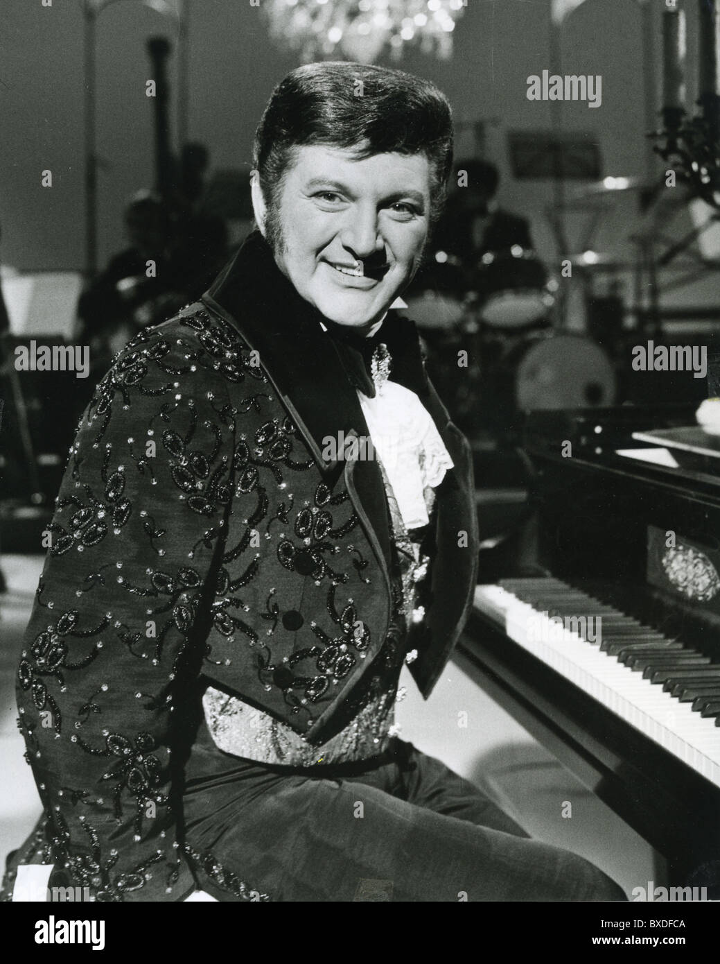 LIBERACE (1919-1987) US pianist and entertainer Stock Photo - Alamy