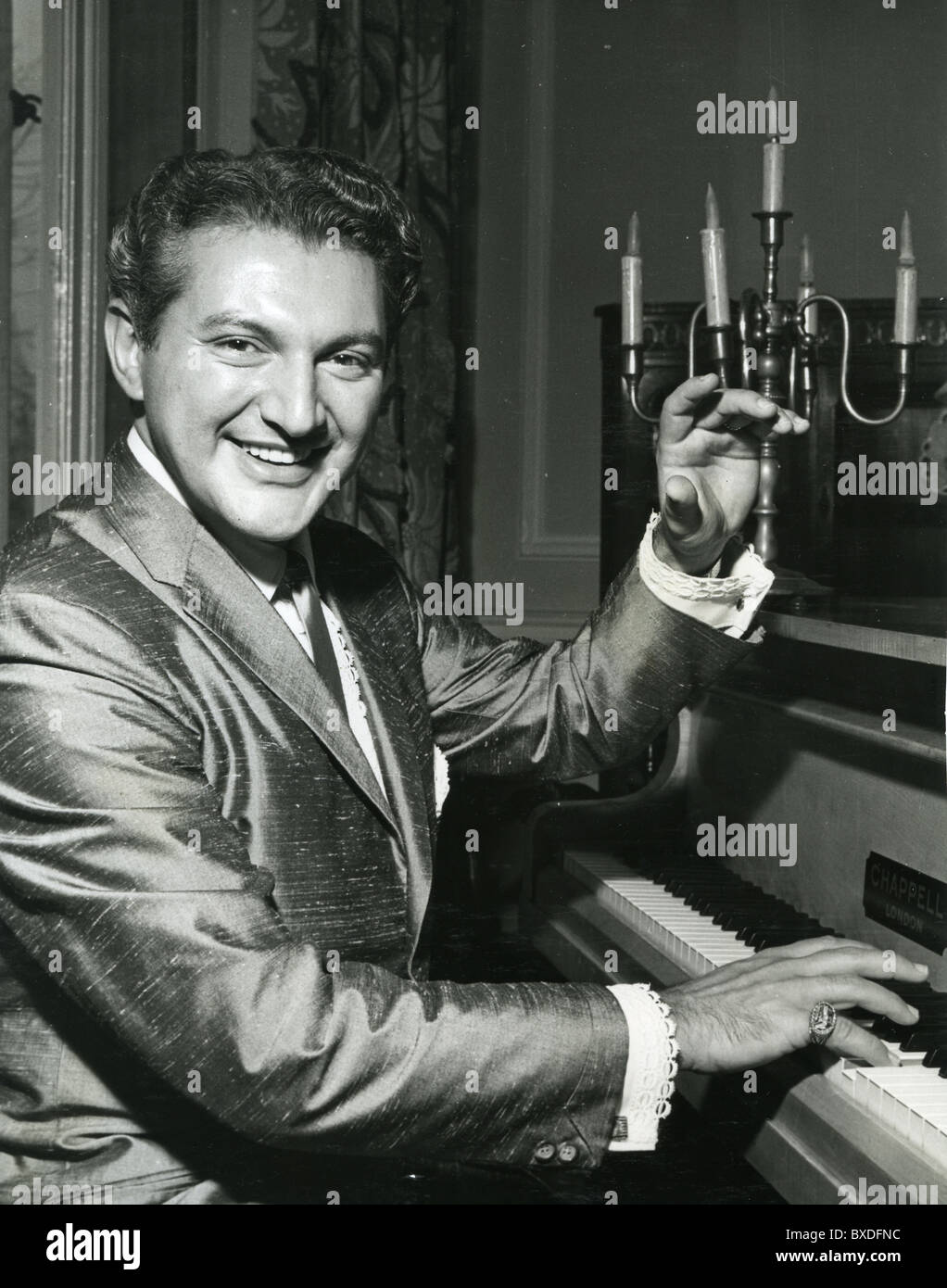 LIBERACE (1919-1987) US pianist and entertainer Stock Photo - Alamy