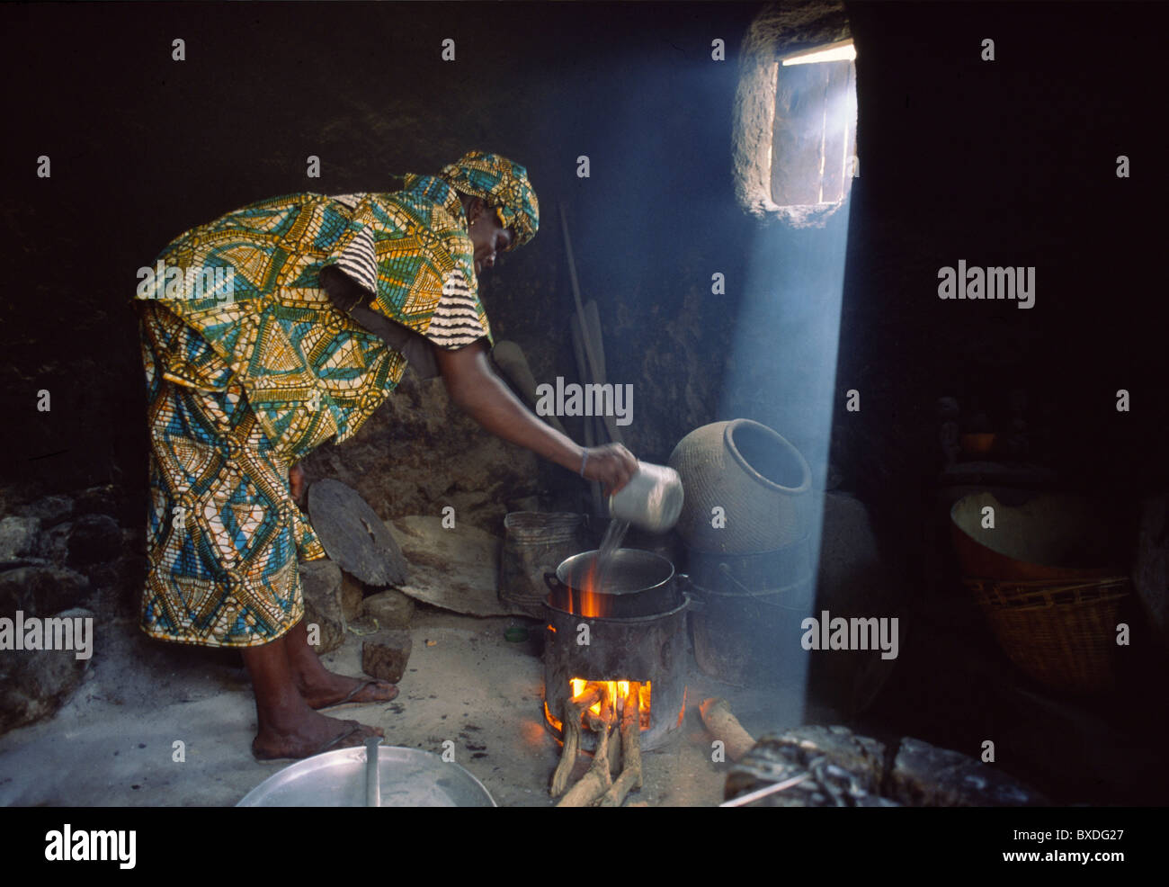 A woman cooking in Bandiagara, Mali, West Africa Stock Photo - Alamy