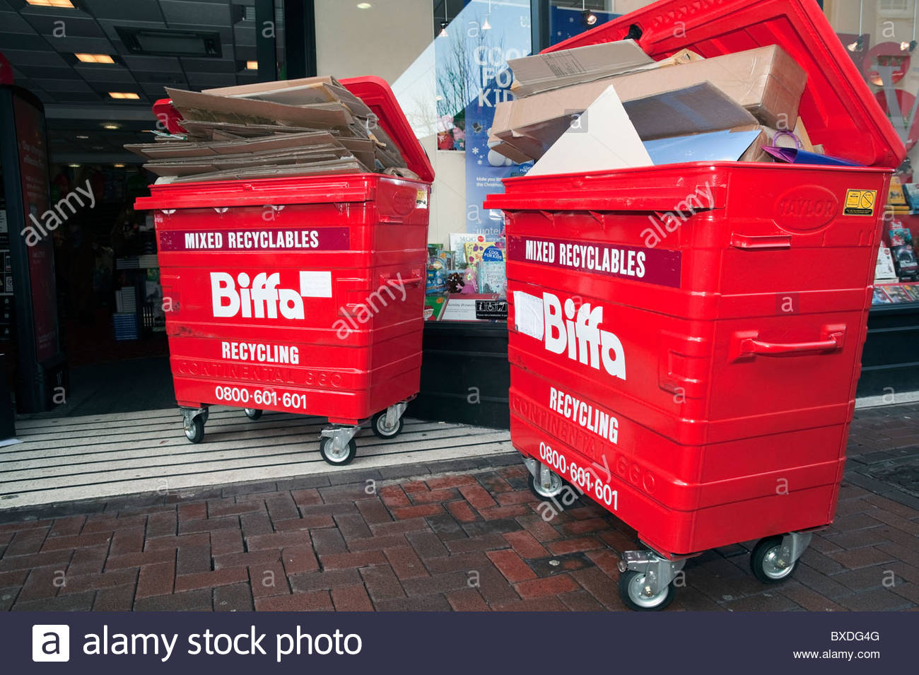 Wheelie Bins Stock Photos & Wheelie Bins Stock Images - Alamy