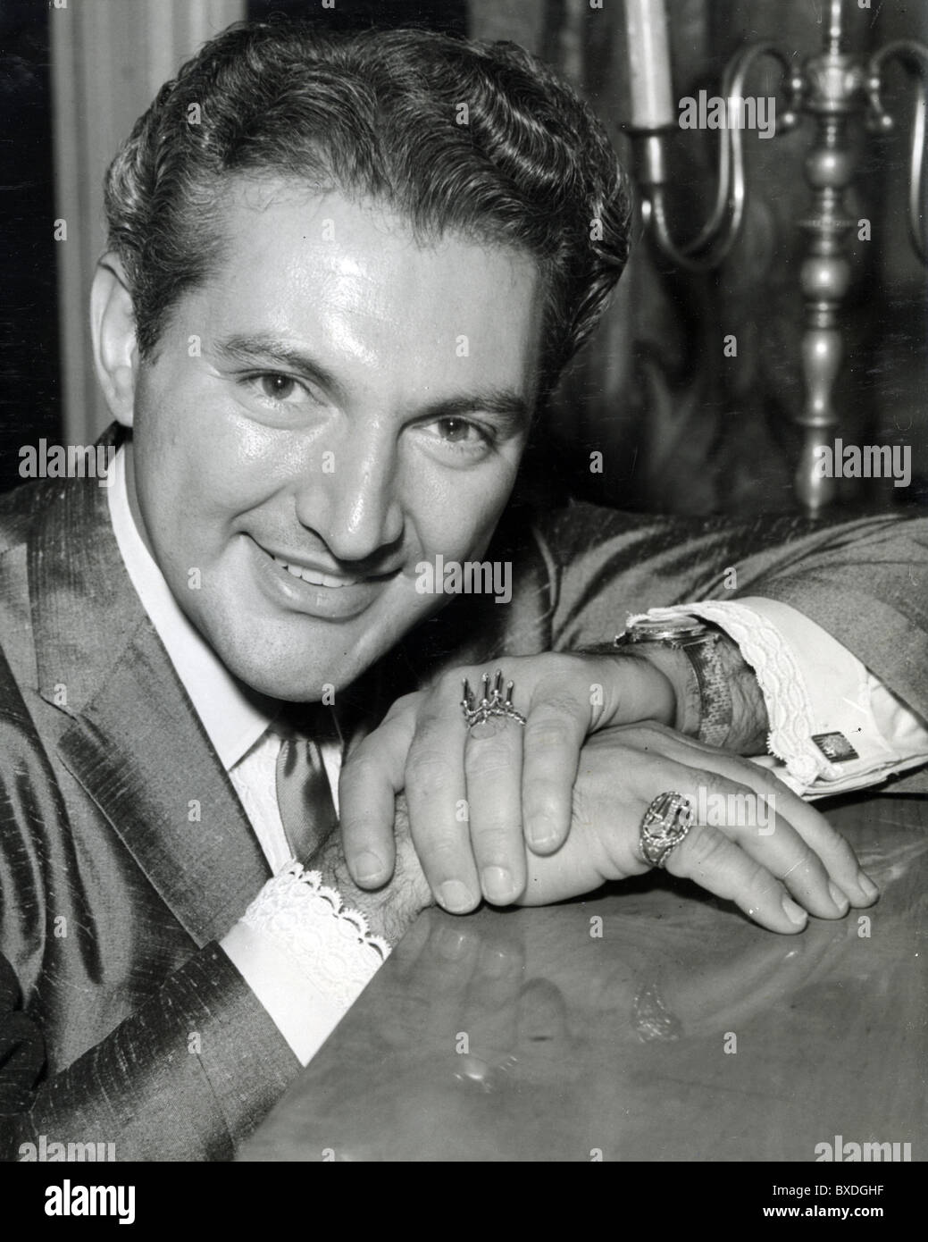LIBERACE (1919-1987) US pianist and entertainer Stock Photo - Alamy