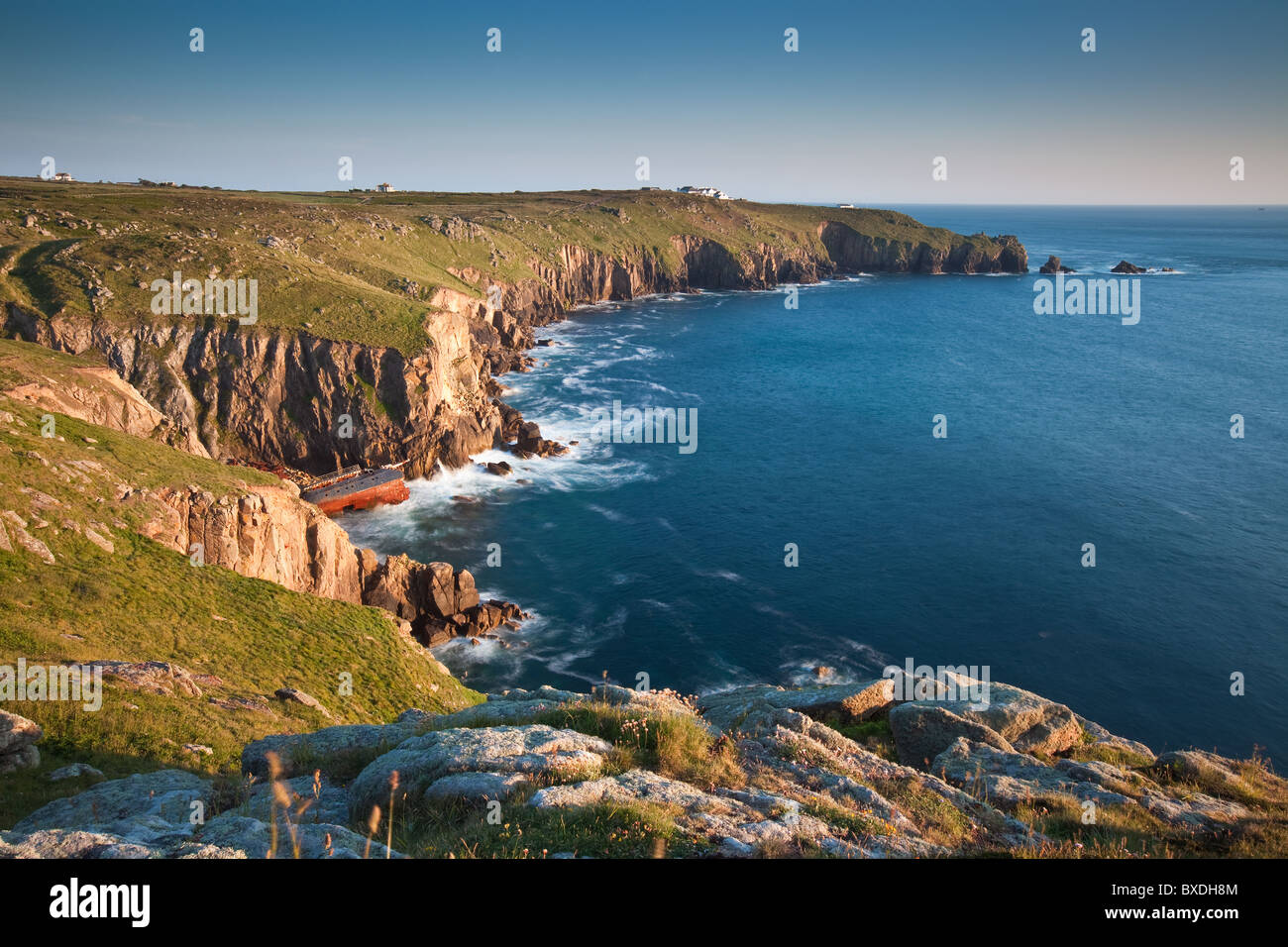 Rugged cliffs cornwall hi-res stock photography and images - Alamy