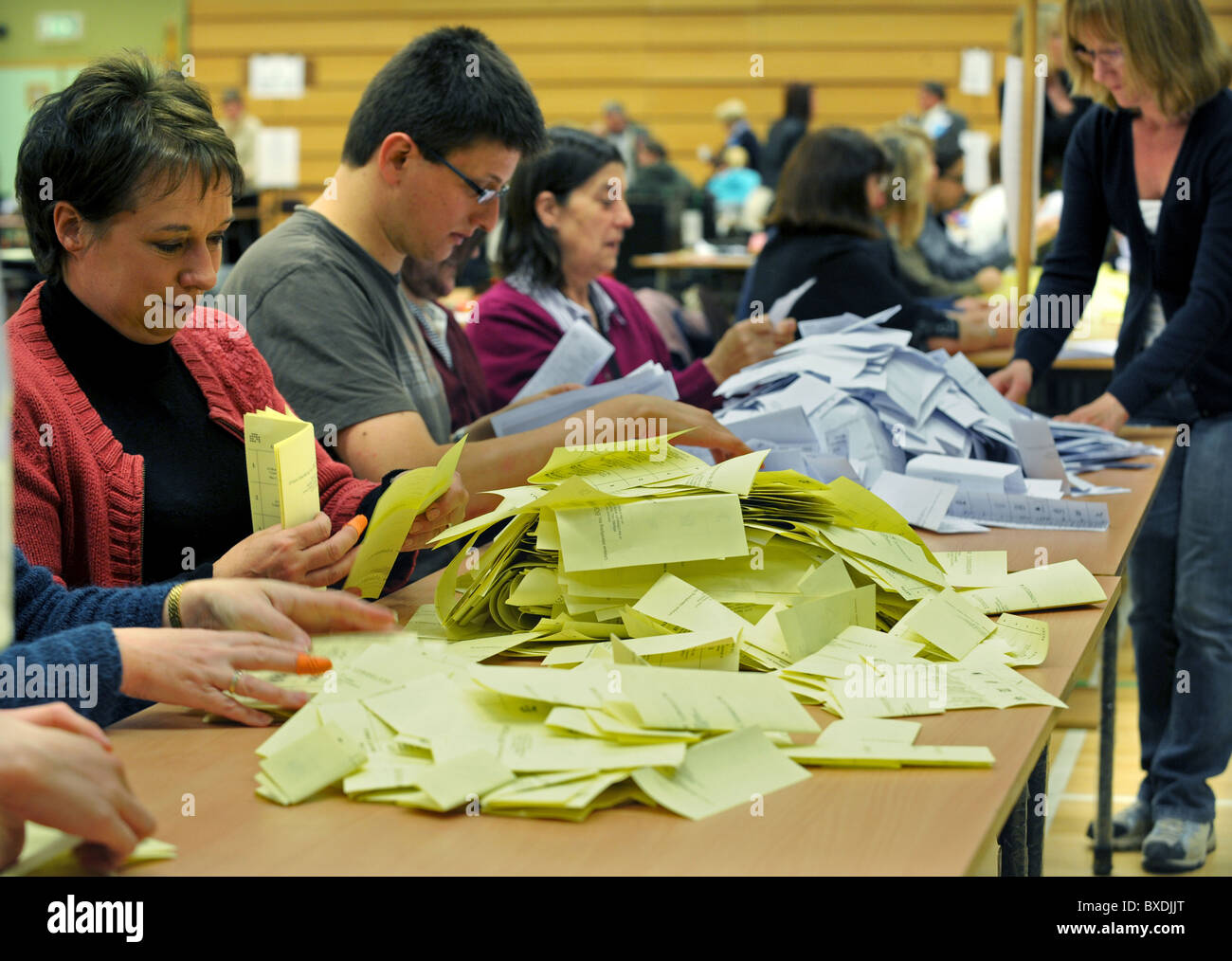 Counting ballot papers hi-res stock photography and images - Alamy