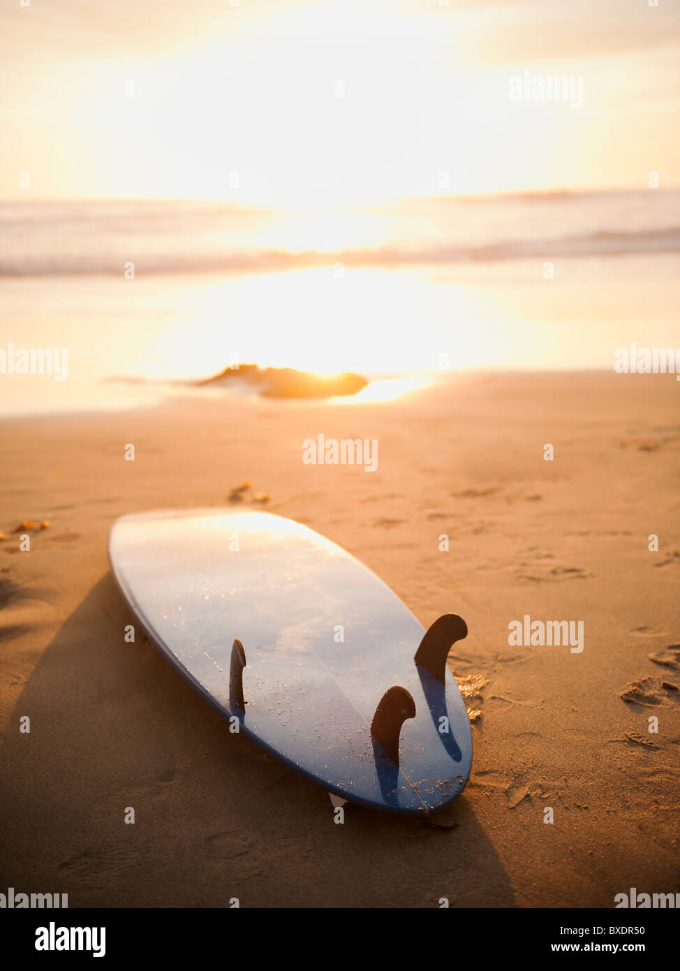 Surfboard laying on beach hi-res stock photography and images - Alamy