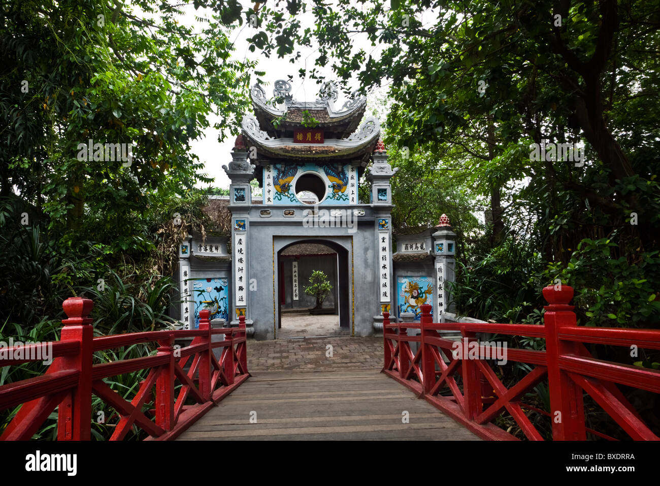 Vietnamese bridge and pagoda entrance Stock Photo - Alamy