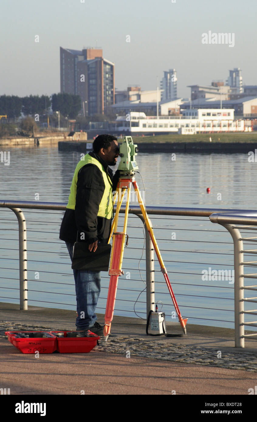 Surveyor using theodolite hi-res stock photography and images - Alamy