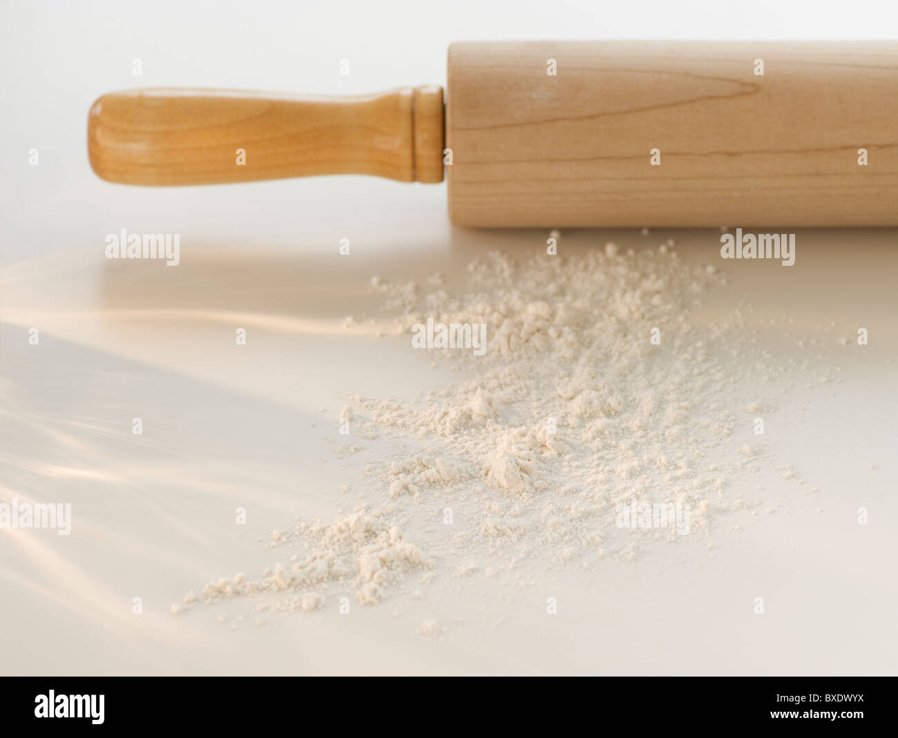 Rolling pin and flour Stock Photo - Alamy