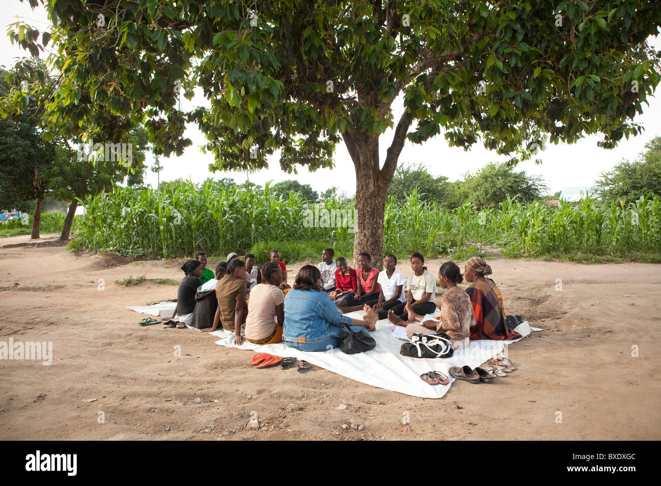 Village community meeting africa hi-res stock photography and images ...