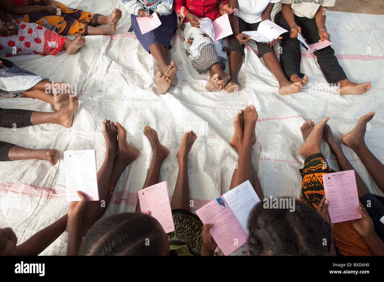 Village community meeting africa hi-res stock photography and images ...