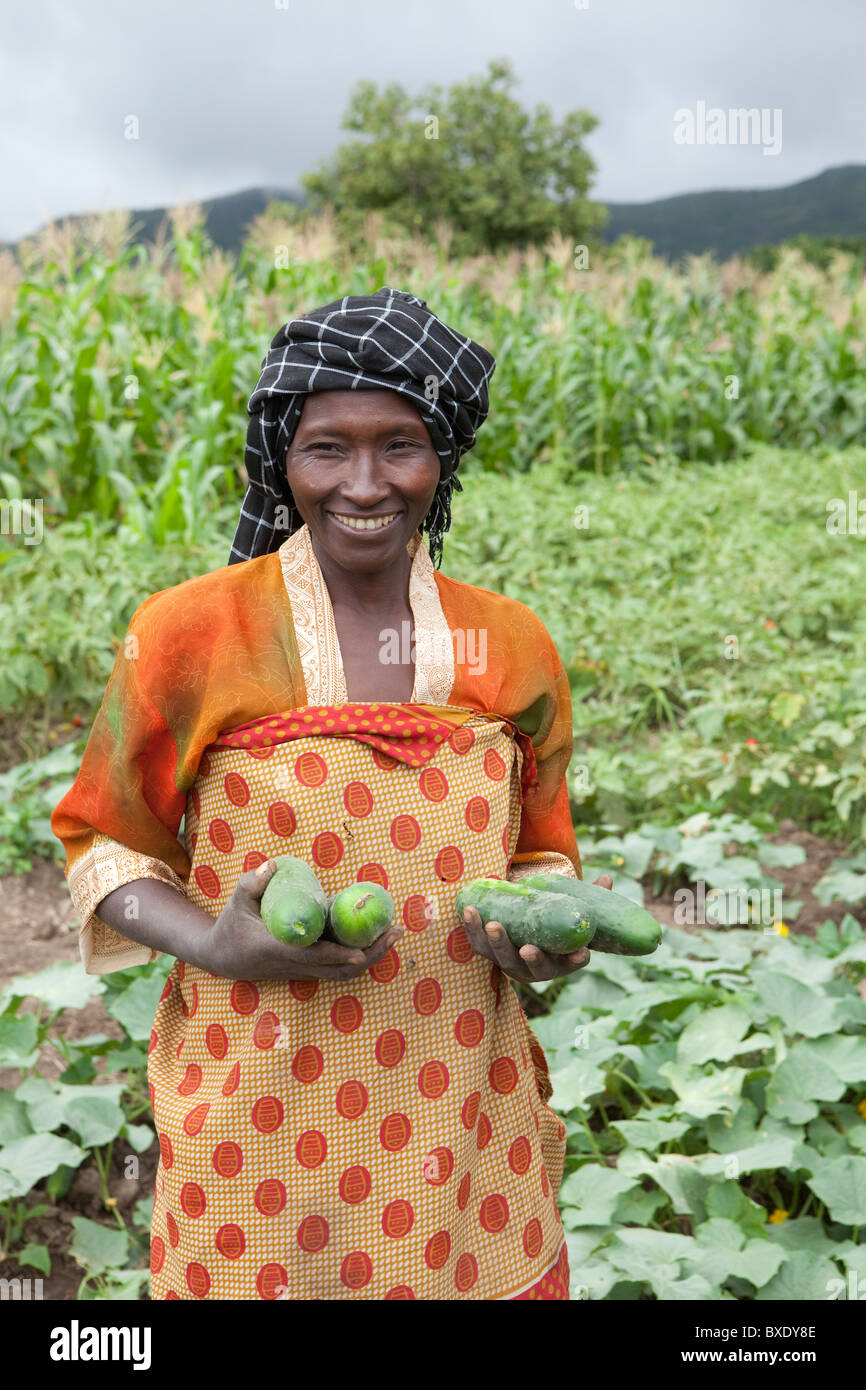 African woman weeding hi-res stock photography and images - Alamy