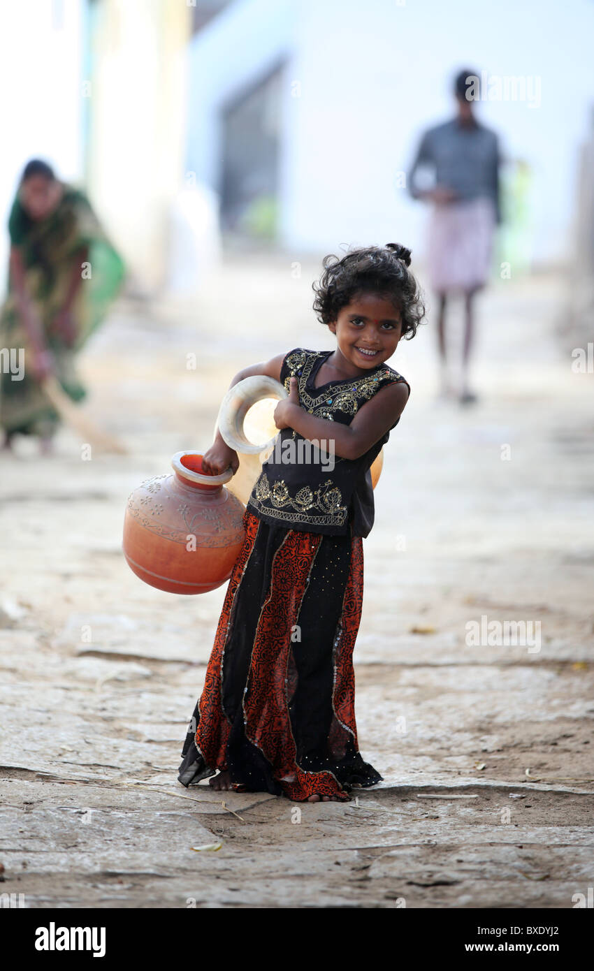 Indian girl carrying water jar hi-res stock photography and images - Alamy