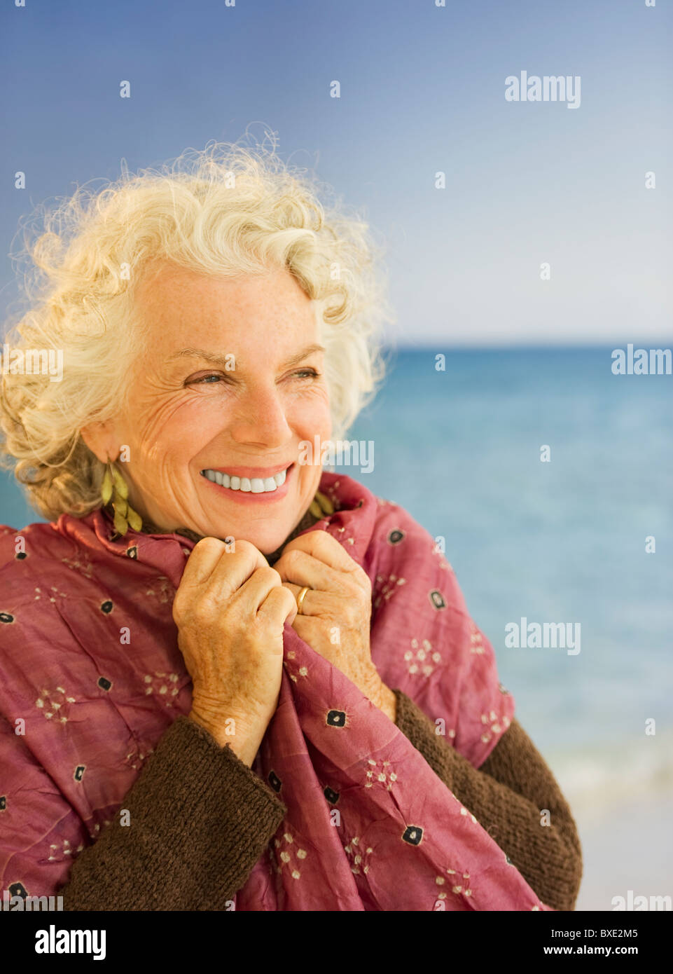 Woman shawl shoulders city hi-res stock photography and images - Alamy