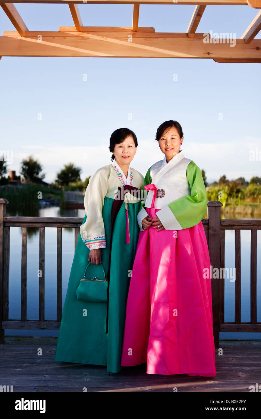 Korean mother and daughter in traditional clothing Stock Photo - Alamy