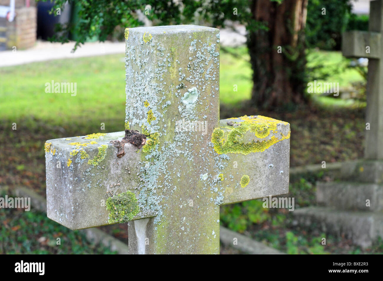 Grove, Oxon, England: cross in the church graveyard Stock Photo - Alamy