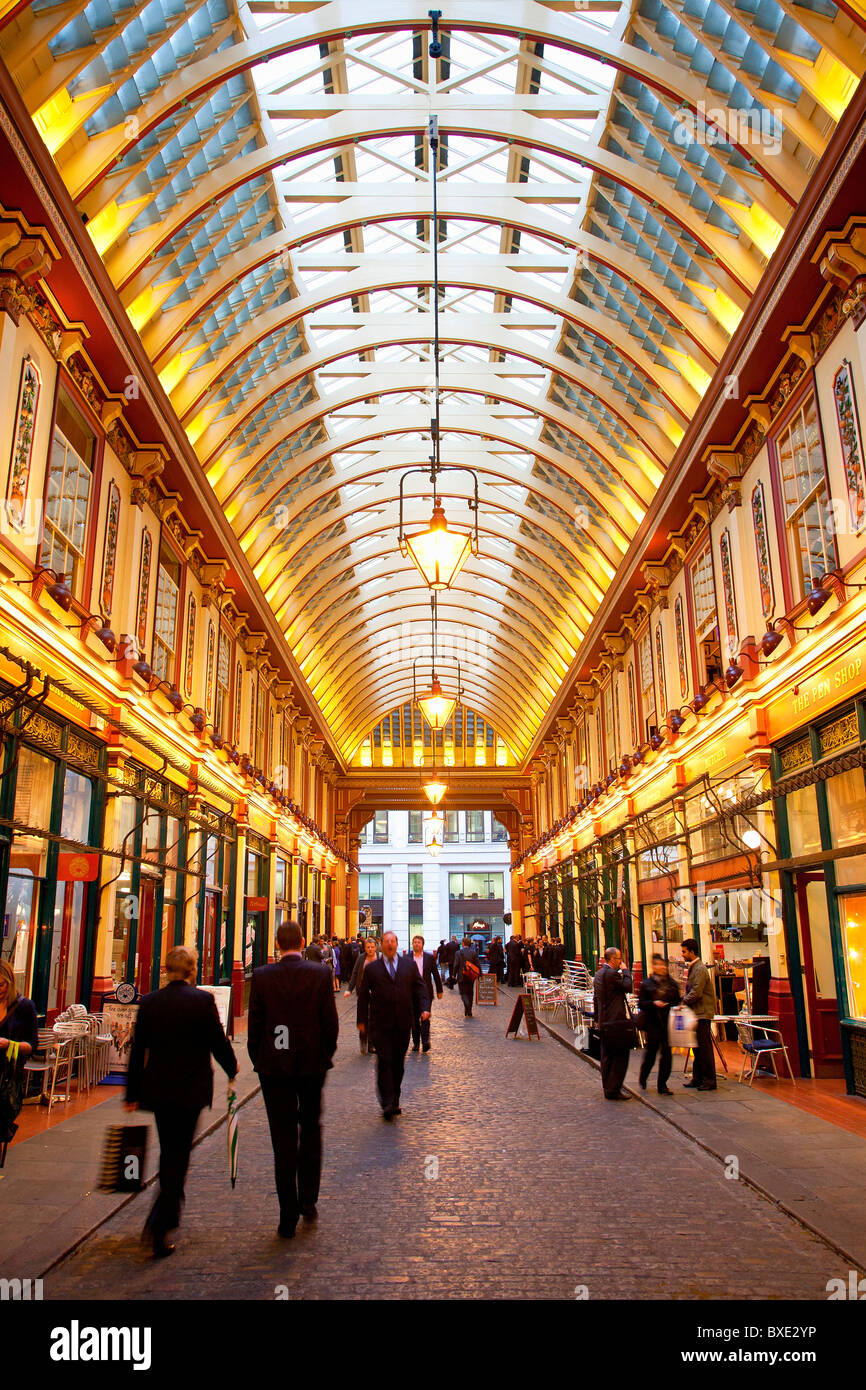 London cobblestone street england hi-res stock photography and images ...