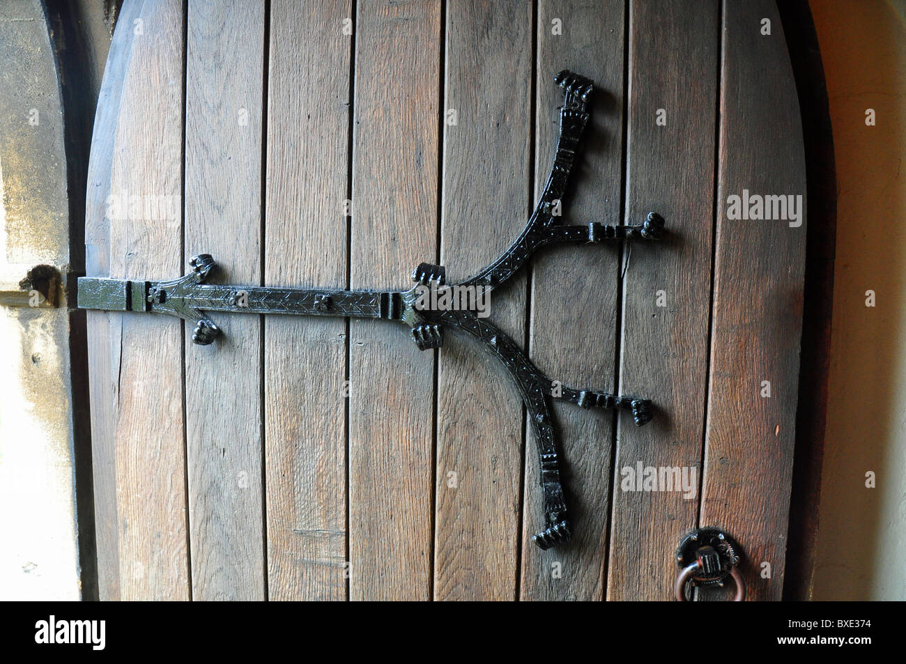 Wantage, Oxon, England: iron hinge on a church door Stock Photo - Alamy
