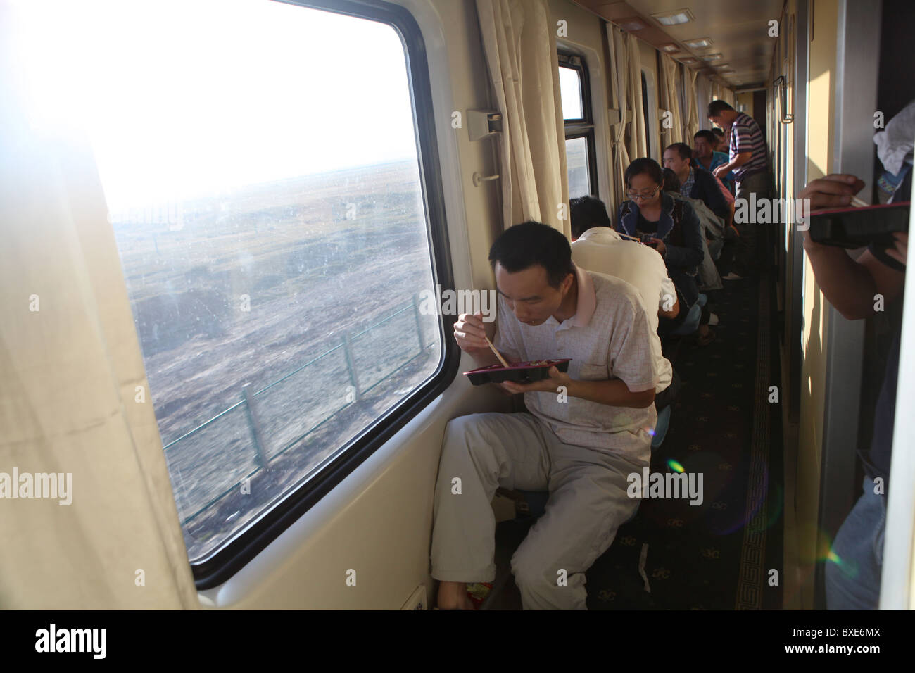 Passengers eating on the Qinghai - Xizang train, the world's highest ...