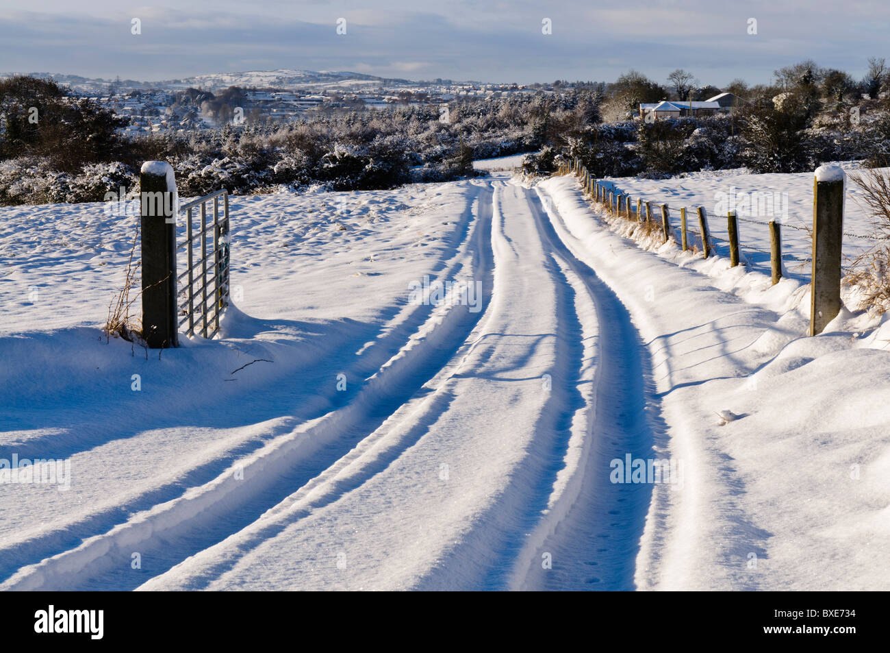 Snow covered rural lane with tyre tracks Stock Photo - Alamy