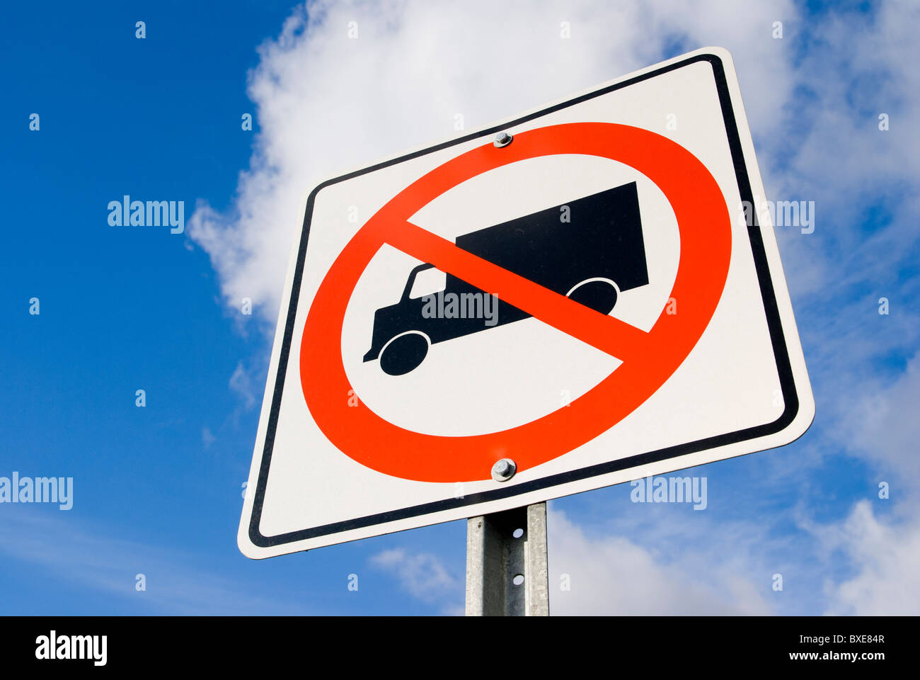 No lorries sign Stock Photo - Alamy