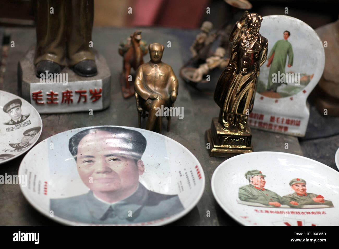 Relics and souvenirs from a collection of Chairman Mao memorabilia at ...