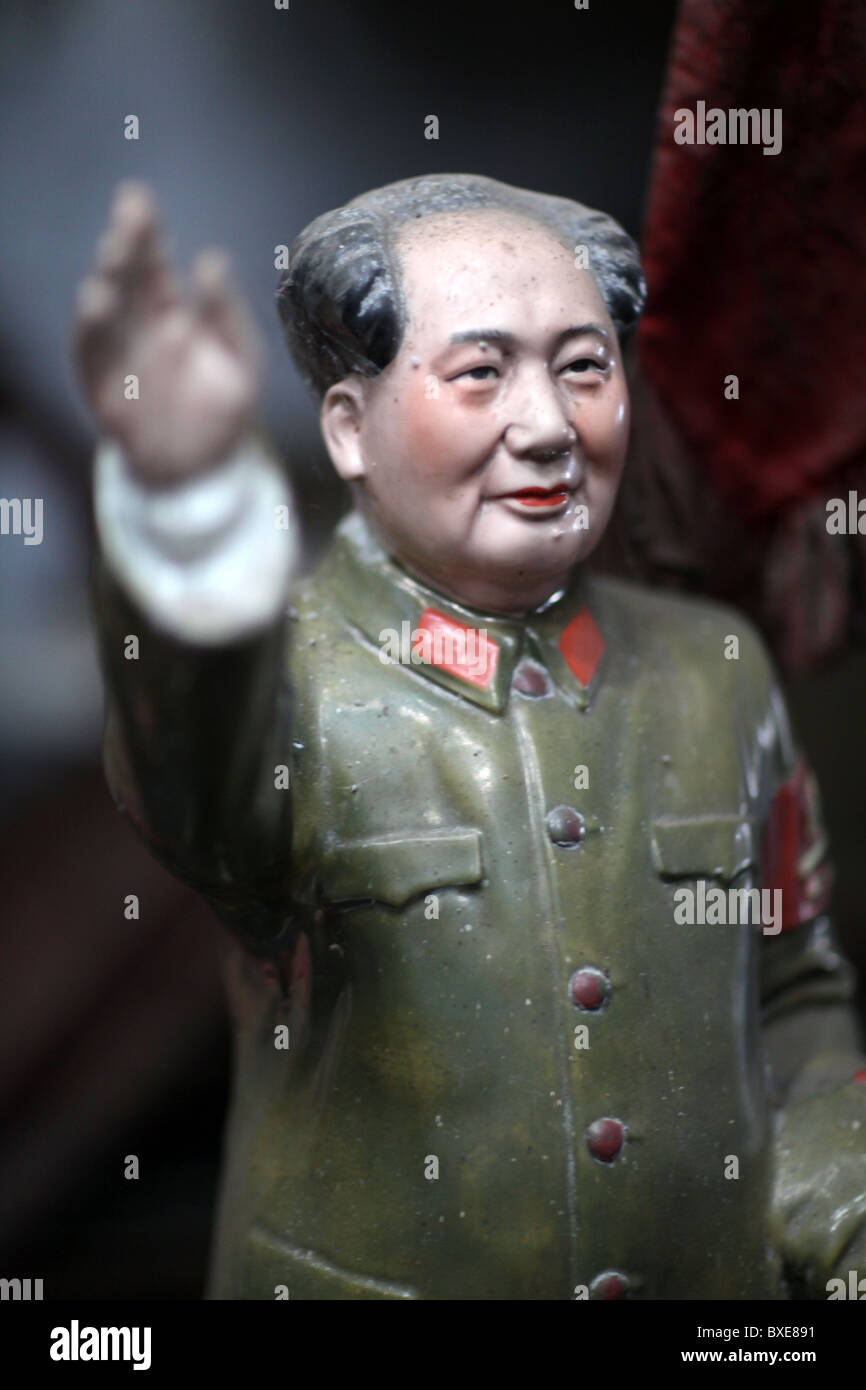 Relics and souvenirs from a collection of Chairman Mao memorabilia at ...
