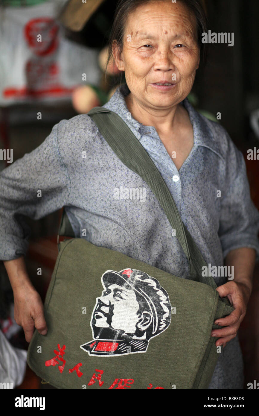 Relics and souvenirs from a collection of Chairman Mao memorabilia at ...