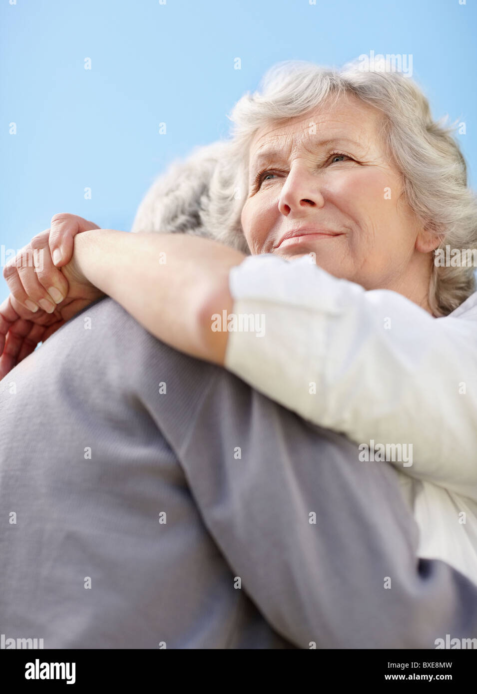 Senior couple hugging Stock Photo - Alamy