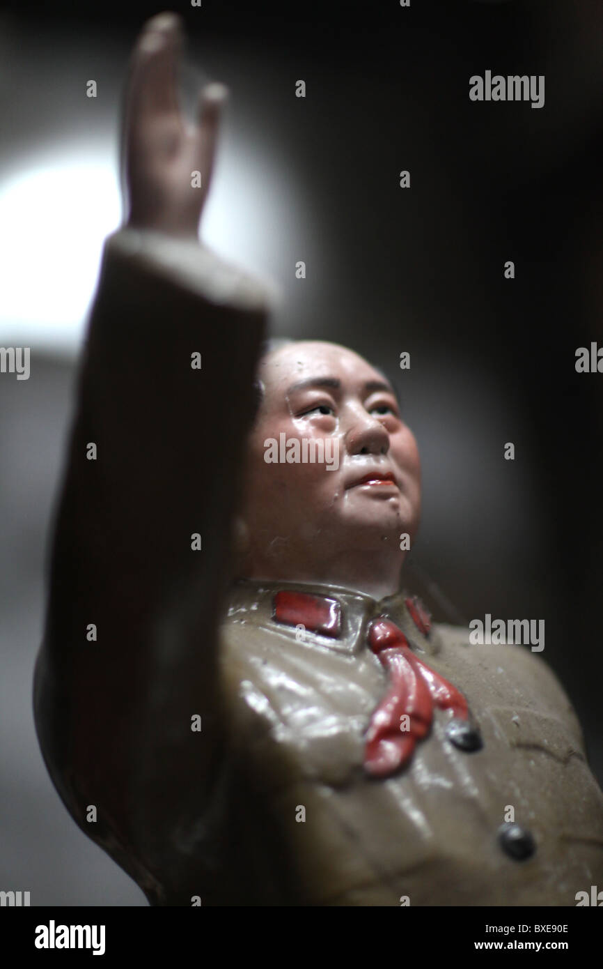 Relics and souvenirs from a collection of Chairman Mao memorabilia at ...