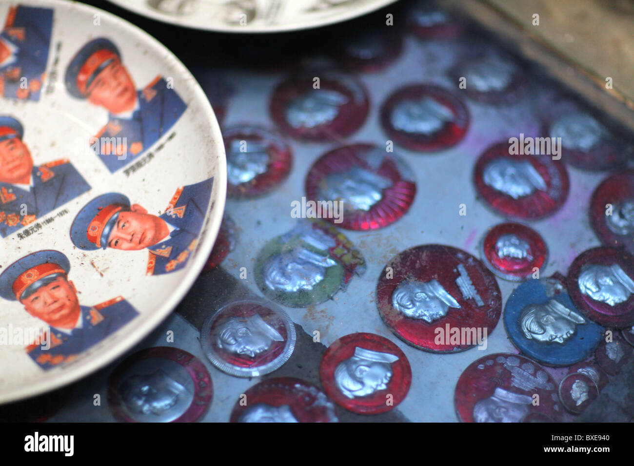 Relics and souvenirs from a collection of Chairman Mao memorabilia at ...