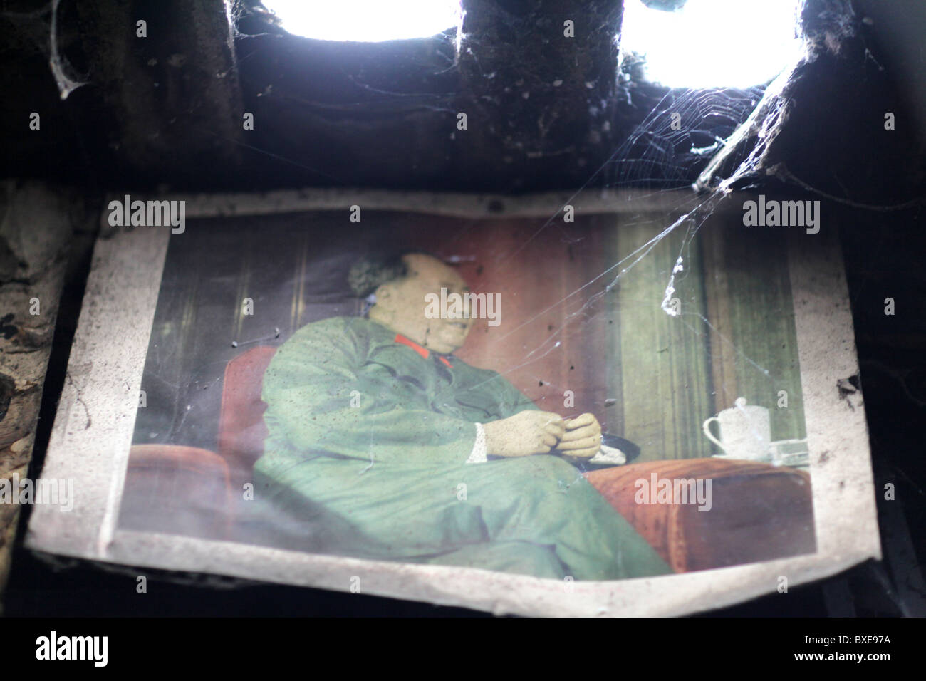 Relics and souvenirs from a collection of Chairman Mao memorabilia at ...