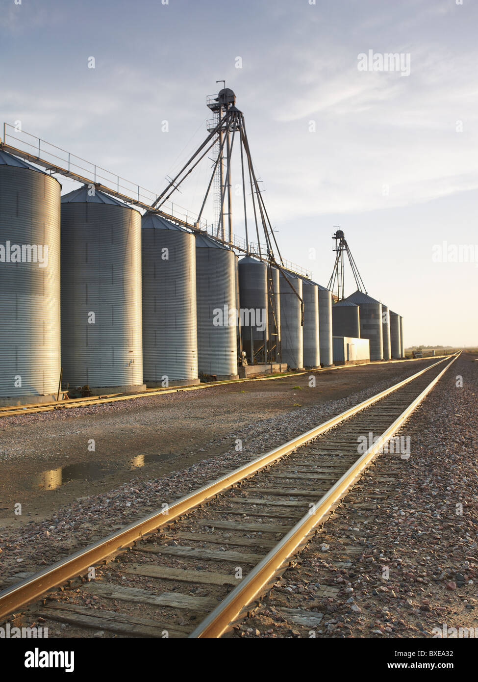 Grain silo railroad tracks hi-res stock photography and images - Alamy