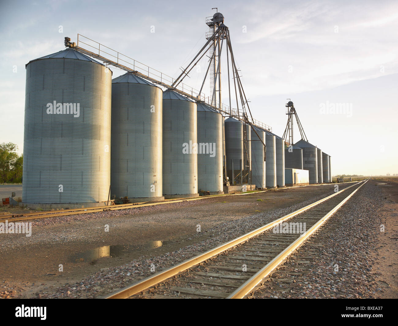 Grain silo railroad tracks hi-res stock photography and images - Alamy