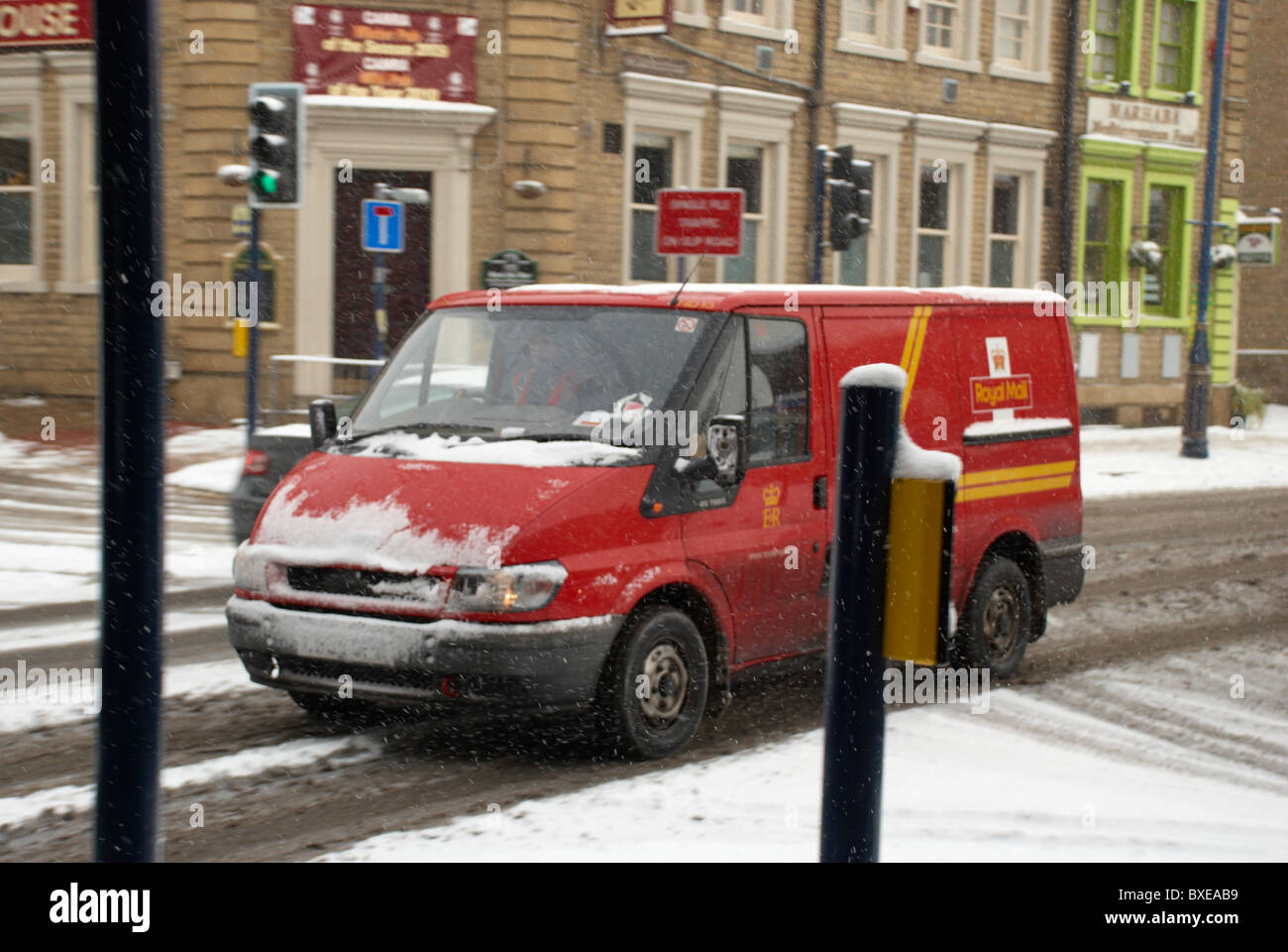 Royal mail van snow hi-res stock photography and images - Alamy
