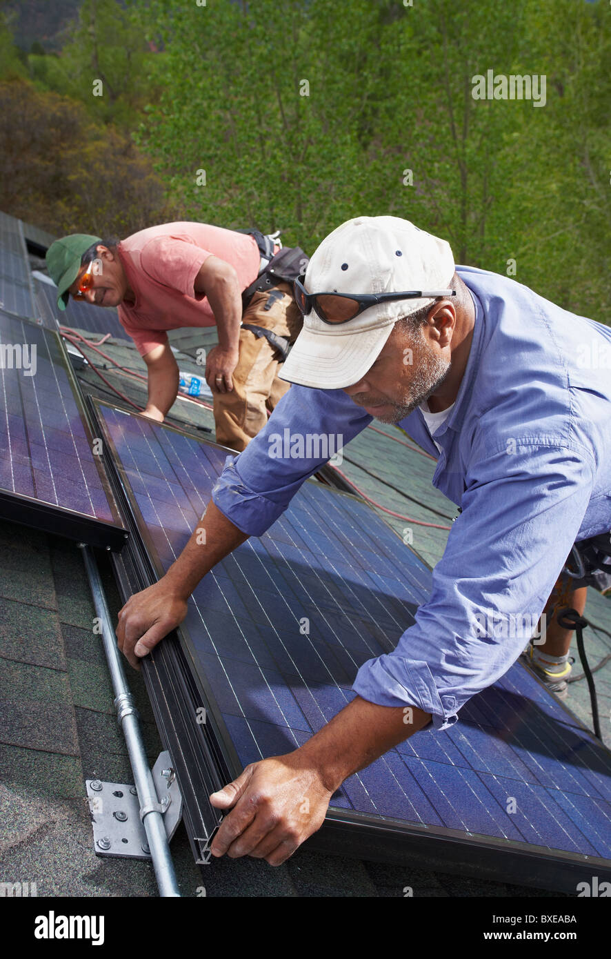 Group installing solar panels hi-res stock photography and images - Alamy
