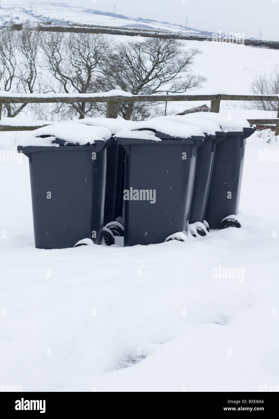 Dustbins hi-res stock photography and images - Alamy