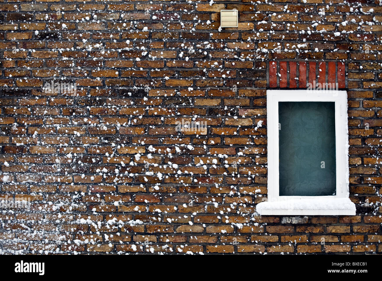 Exterior wall of house patterned with snow Stock Photo - Alamy