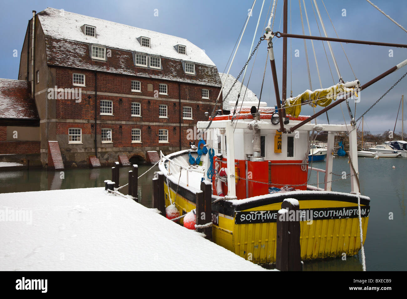 Fishing trawler catch hi-res stock photography and images - Alamy