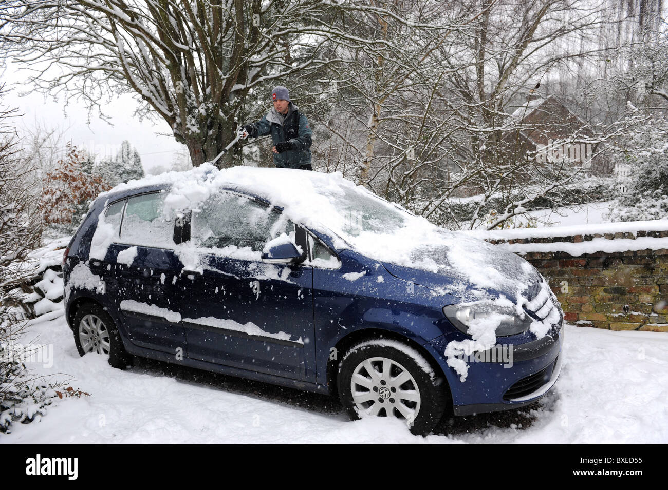 Man clearing snow off car Stock Photo - Alamy