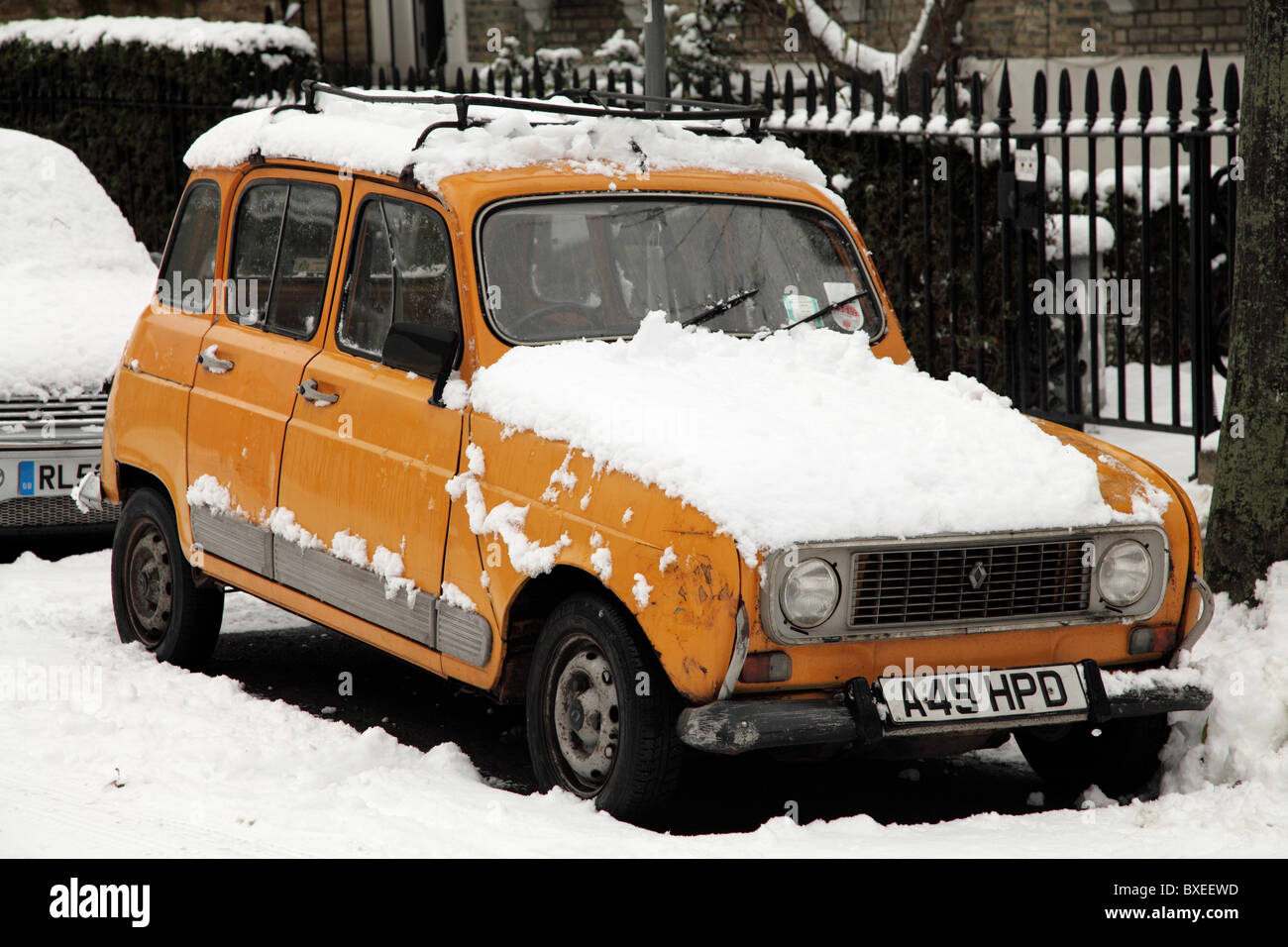 A old car covered in snow. London Stock Photo - Alamy