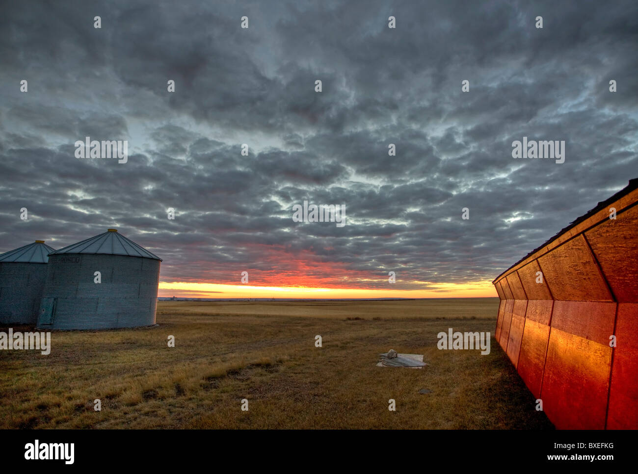 Sunset Saskatchewan Canada red sky farm granary barn Stock Photo - Alamy