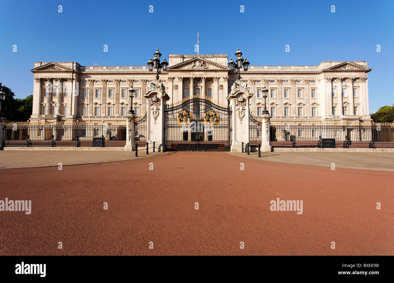 At buckingham palace london hi-res stock photography and images - Alamy