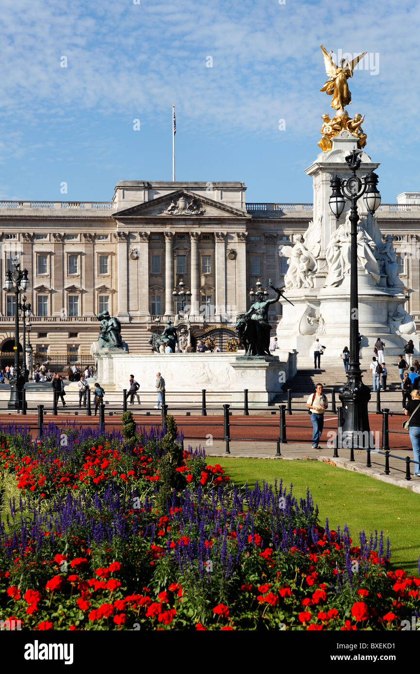 Victoria monument london hi-res stock photography and images - Alamy