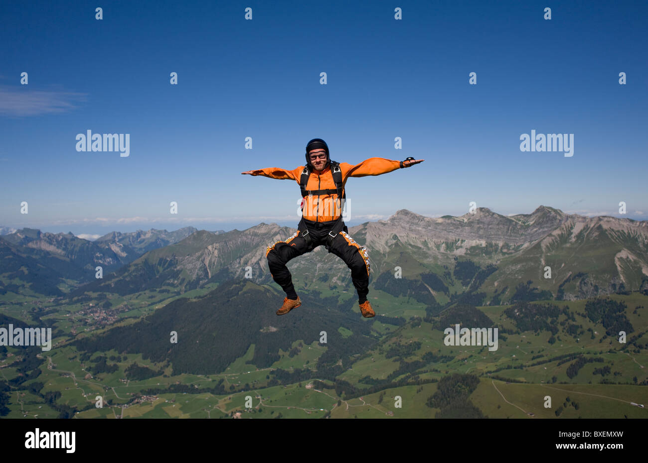 Man jumping out of plane hi-res stock photography and images - Alamy
