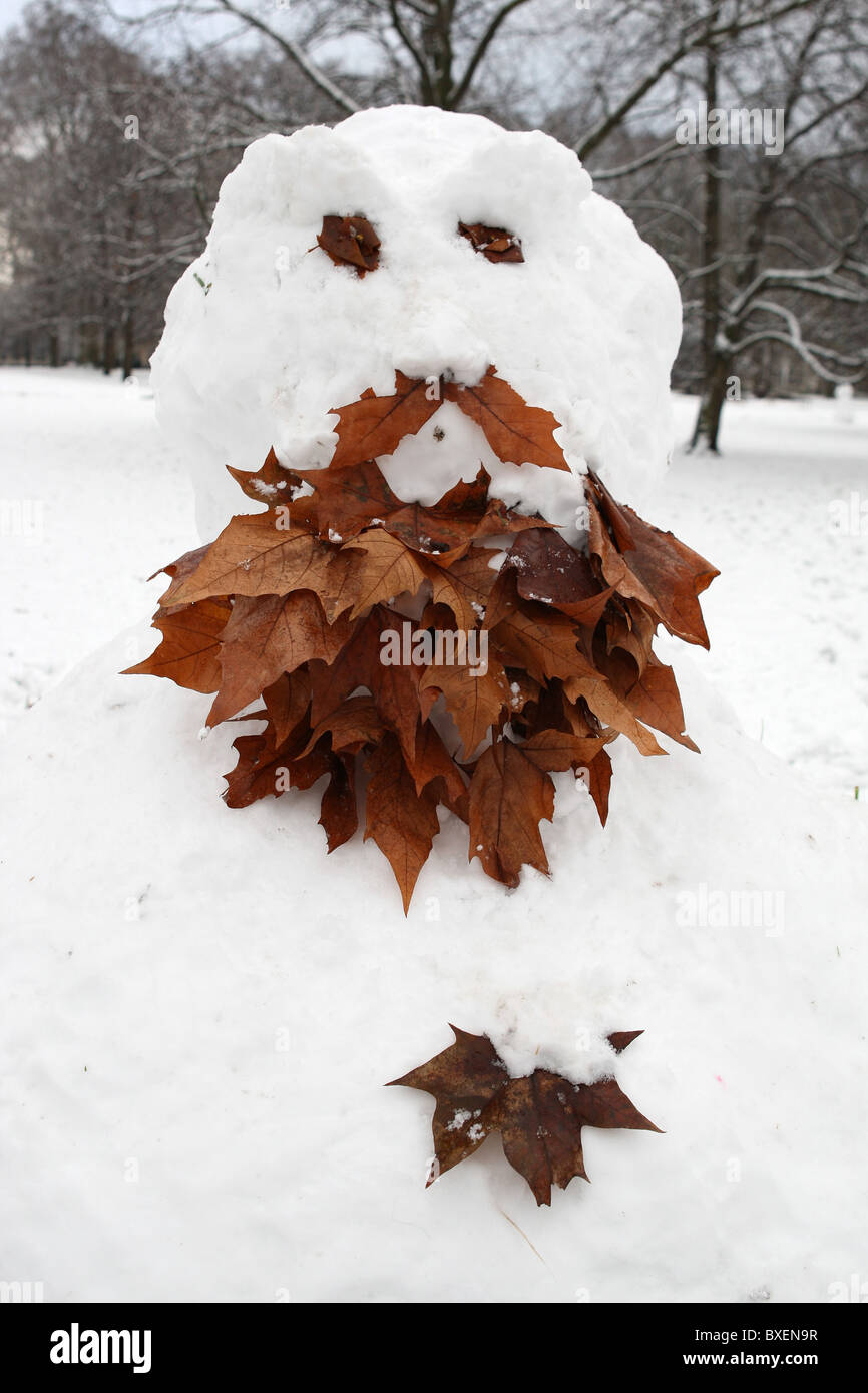 Snowman and tree in snowfall hi-res stock photography and images - Alamy