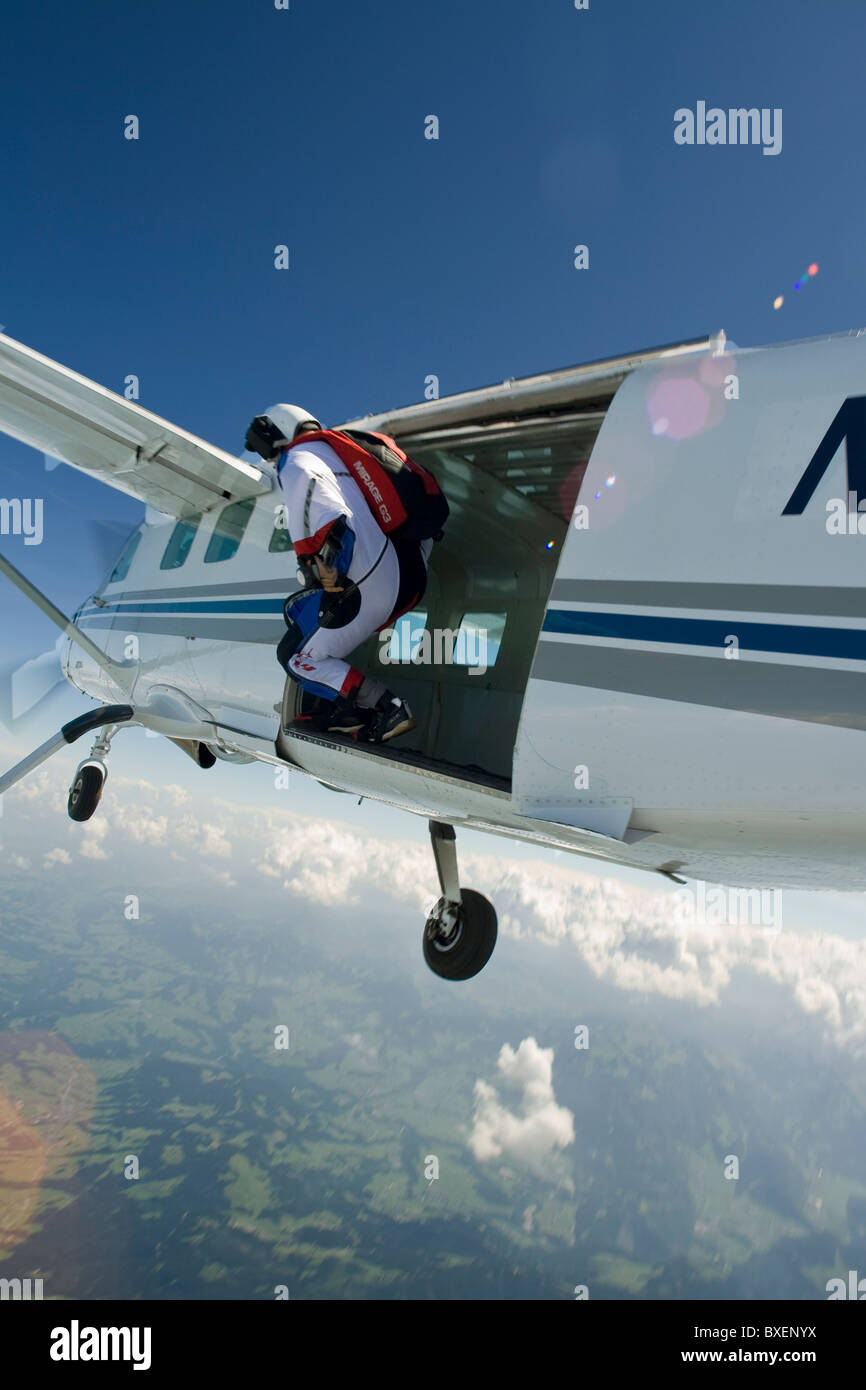 Man jumping out of plane hi-res stock photography and images - Alamy