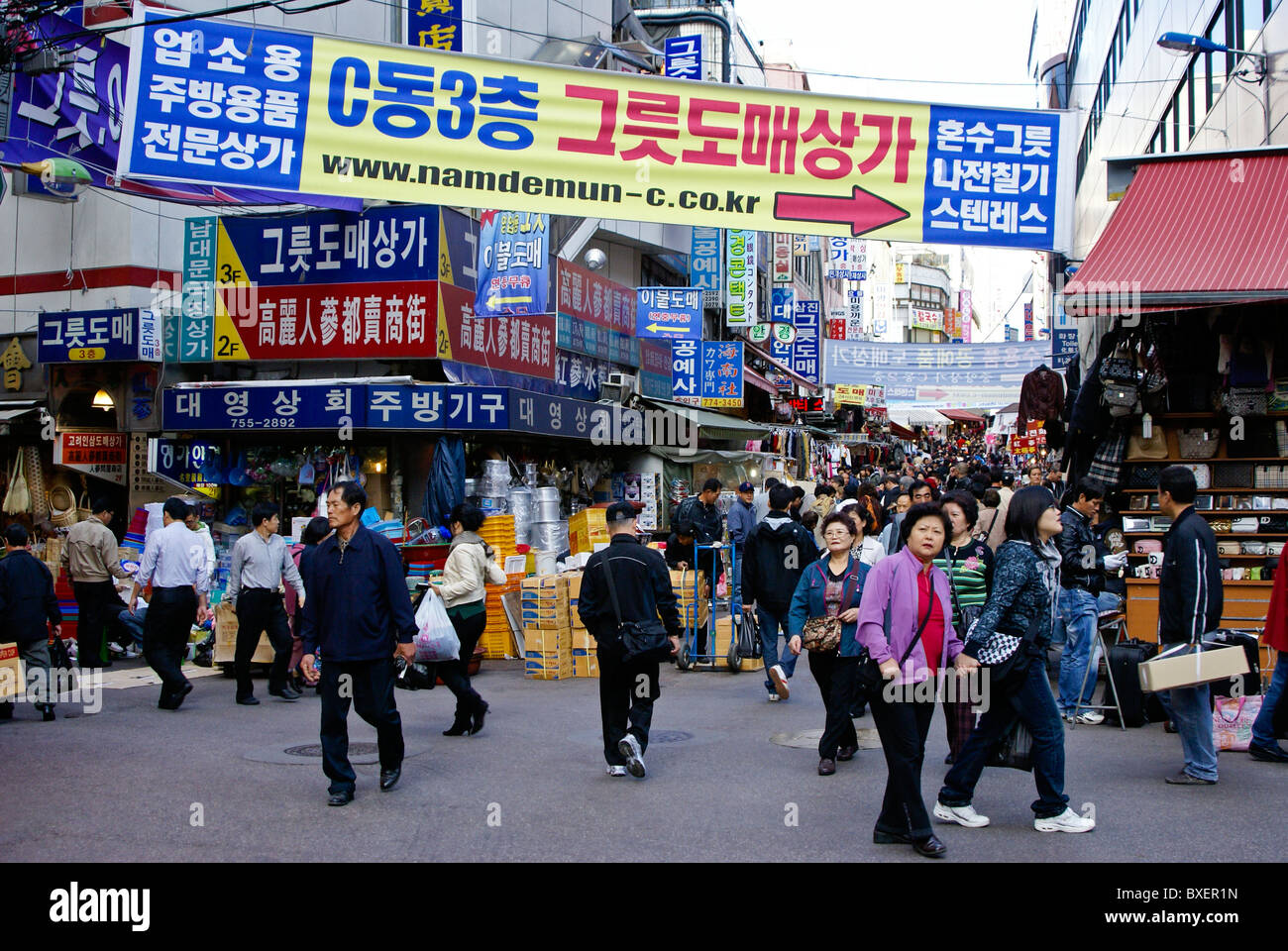 Seoul korea crowded street hi-res stock photography and images - Alamy
